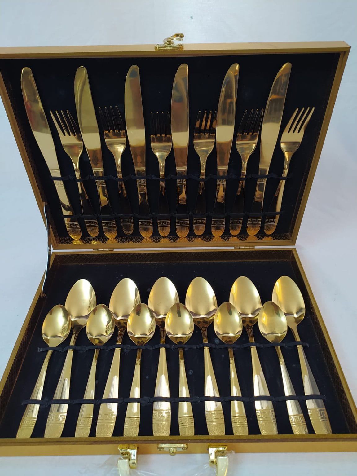 Set tacâm 24 piese auriu cu model - Buget Mic